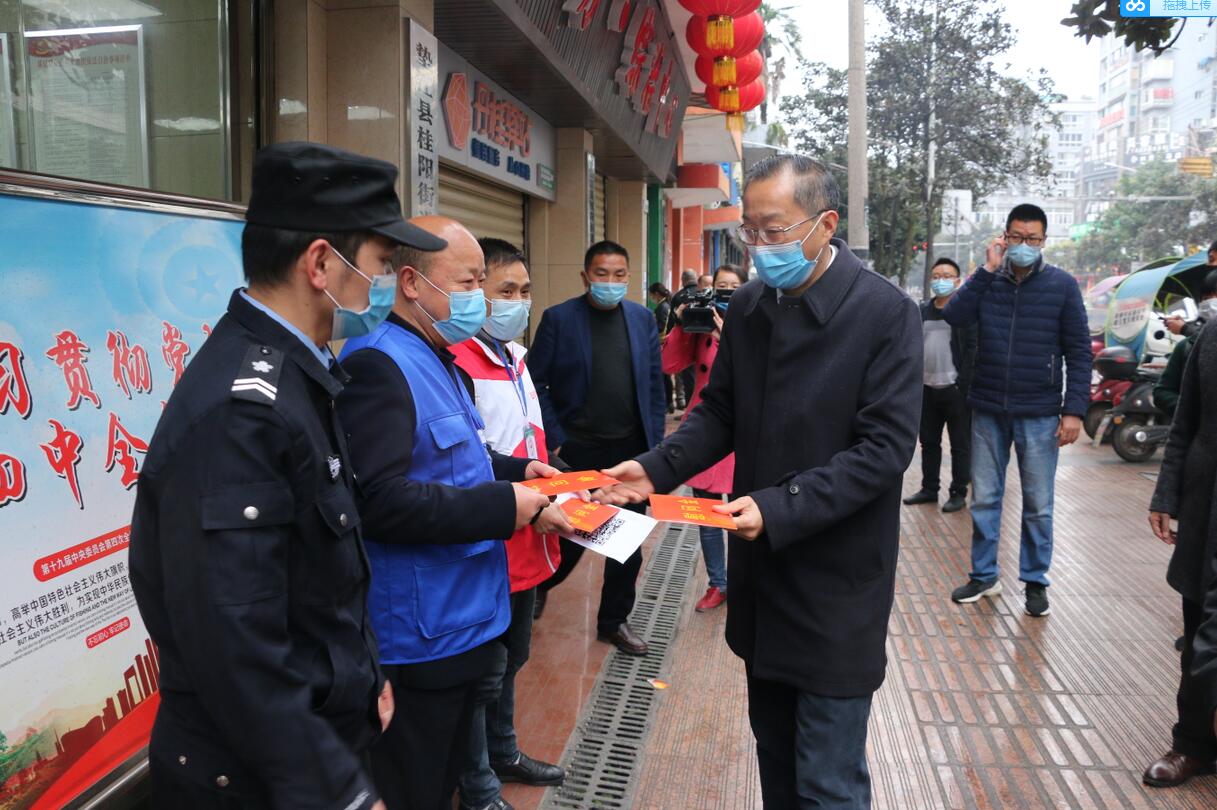 易大斌慰问新冠肺炎疫情防控社区排查一线典型代表 - 垫江人大网